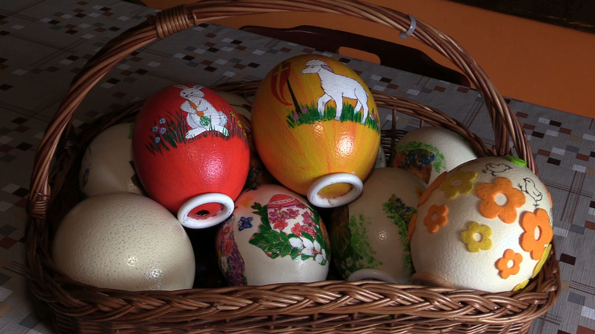 Pisanka, która nie mieści się w koszyczku? Strusie jaja śląskim hitem ...