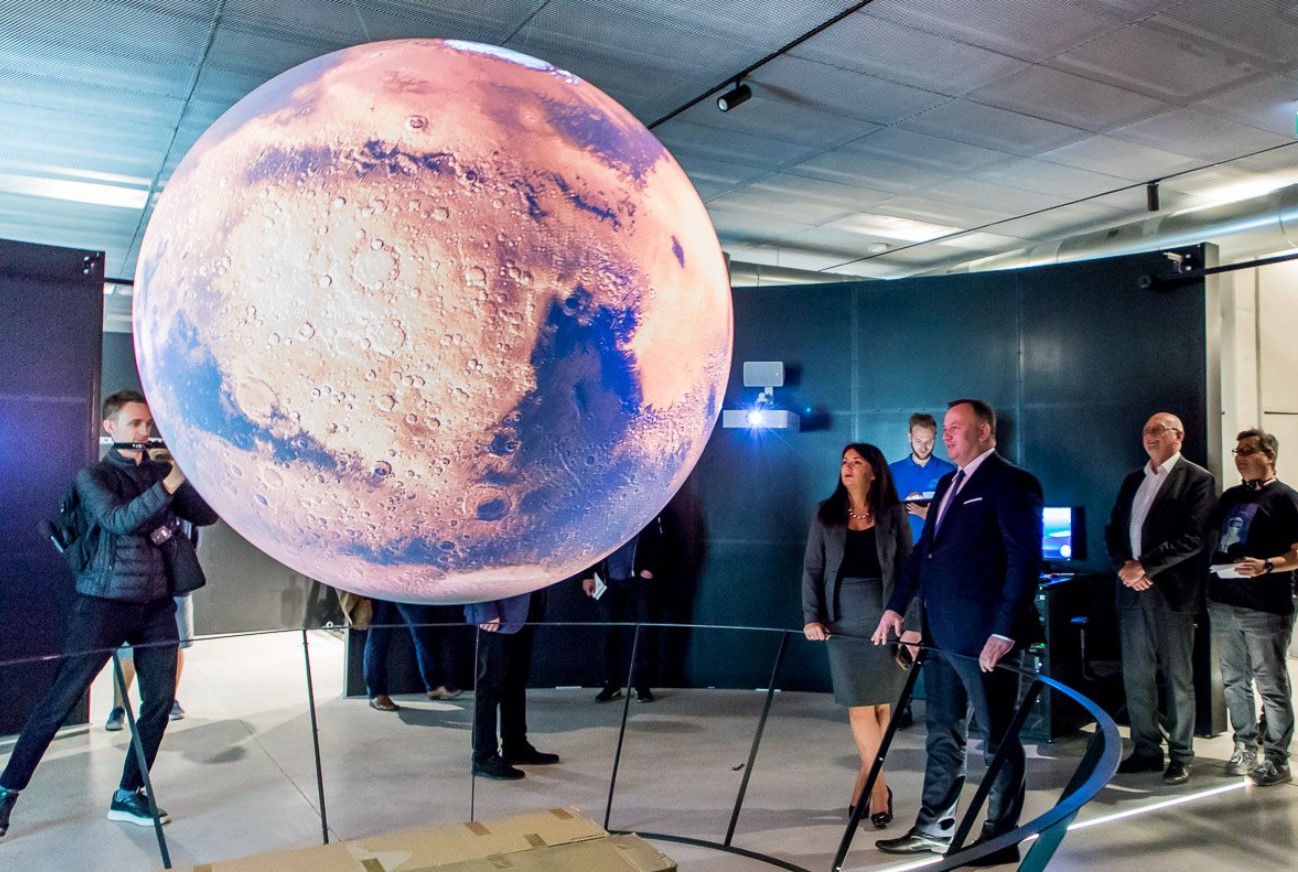 Jak jest w środku nowego Planetarium? Zdjęcia pokazała wicemarszałek