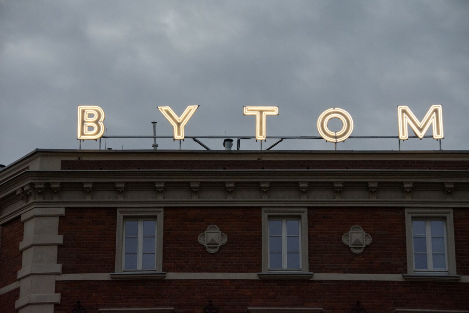 Bytom: Historyczny neon znowu świeci